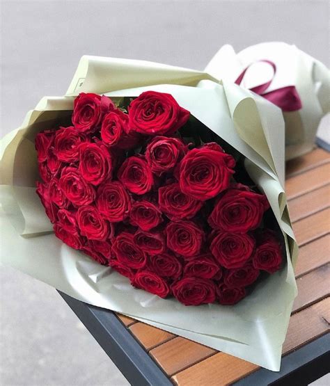 35 red roses
