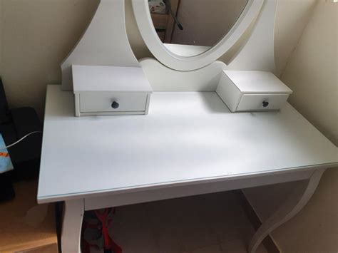 שולחנות שולחן יפהפה שמשמש לאיפור או כתיבה לבנות מודעה 971377