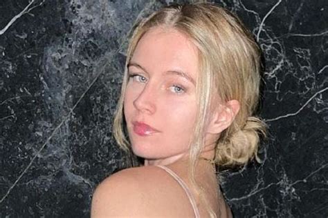 Vera Dijkmans Impresiona A Sus Fans Con Diminuto Bikini Blanco En