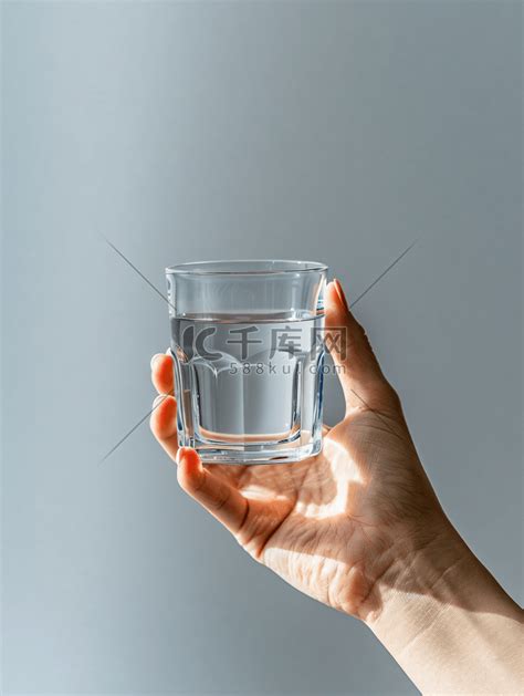 手拿水杯健康高清摄影大图 千库网