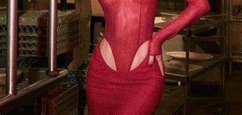 String Trend Τα χαρακτηριστικά εσώρουχα περνάνε μια φάση εξωστρέφειας πρόκειται για μια