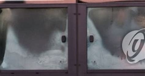 김 서린 출근길 버스 유리창