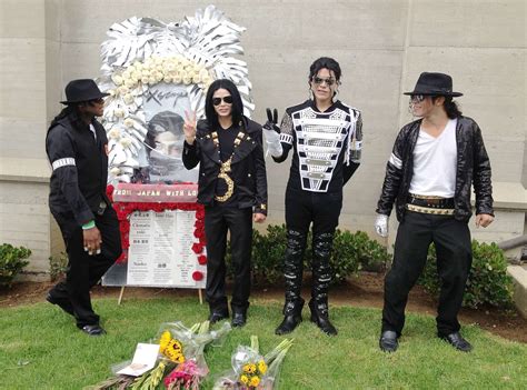 Fans Rinden Homenaje A Michael Jackson Con Mensajes Y Flores En Su