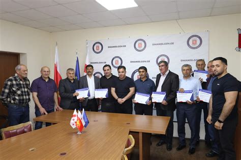 Ge Az დმანისის მუნიციპალიტეტის მერმა კობა მურადაშვილმა სსიპ ზურაბ ჟვანიას სახელობის