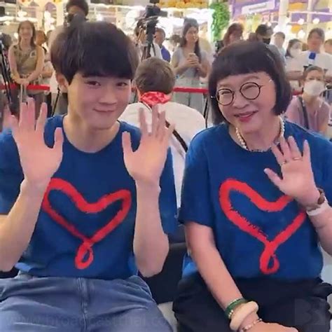 ภาพบรรยากาศ พี่หน่อง น้องบอม ร่วมงานบุญมาร์เก็ต ภายในงานมีสินค้าของ