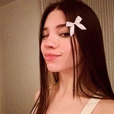 Amandi Streamers Poses