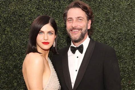 3 Tahun Menikah Alexandra Daddario Dan Andrew Form Cerai