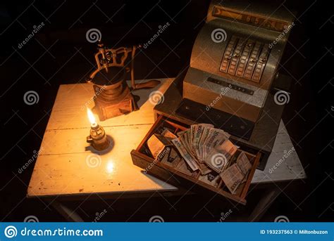 Kassa Koffiebrander En Oud Geld Aangestoken Door De Vlam Van Een Oude