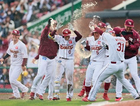 東北楽天、コブちゃん決めた 延長11回サヨナラで今江監督とチームの今季初勝利 47news（よんななニュース）