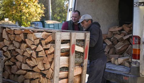 Eropa Krisis Energi Warga Beralih Ke Kayu Bakar Untuk Pemanas Foto