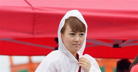 포토 장윤정 흰색 우비 입으니 우비소녀 같아