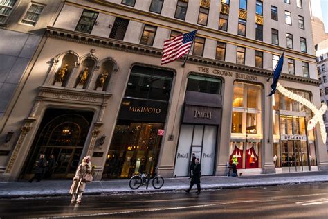 Shopping On New Yorks Famous 5th Avenue