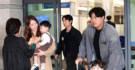 포토 류현진 딸부터 챙기는 따뜻한 아빠