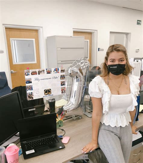 Primer Aniversario En El Mejor Lugar Para Trabajar Y El Equipo Hace El Día Tan Especial Sofía