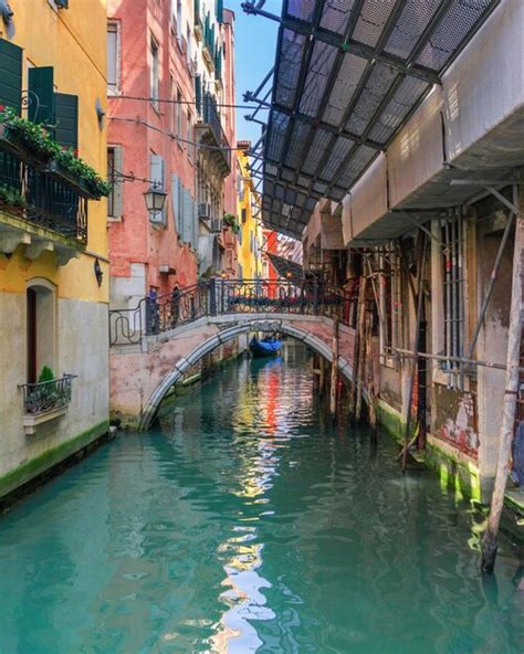Premium Photo Bridge Over Canal In City