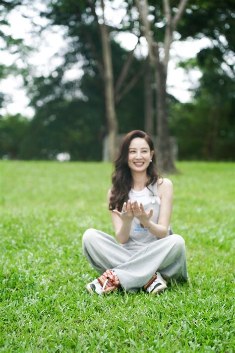 郑希怡夏日氛围随拍上线 飒爽随性状态满分 眼界，放眼世界