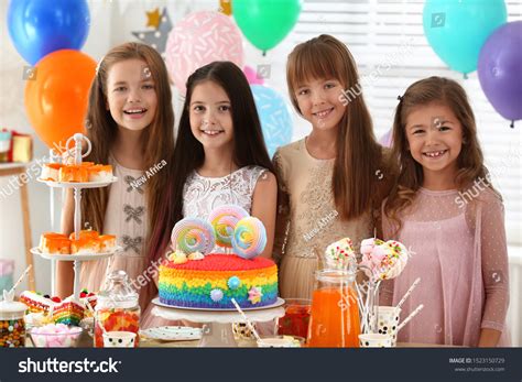 1291 Tween Girls Party Gambar Foto Stok And Vektor Shutterstock