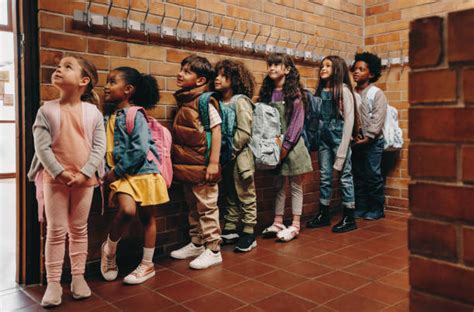 24 100 Grupo De Niños En Una Fila Fotografías De Stock Fotos E