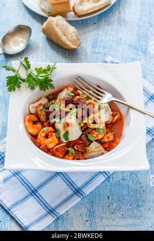Bouillabaisse Ragoût De Poisson Provençal Traditionnel Avec Chorizo Croustillant Et Citron