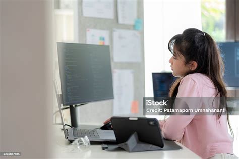 하이테크 교실에서 컴퓨터를 사용하여 로봇의 움직임을 프로그래밍하는 방법을 배우는 헌신적인 학생 이 stem 중심 환경은 인공