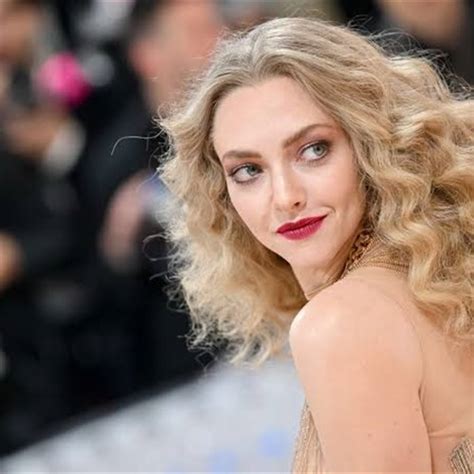 الفرنسية أماندا سيفريد تثير الجدل بثوب شفاف مرصع بالجواهر صور