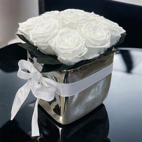 Cube With 9 Roses White Rosenbörse