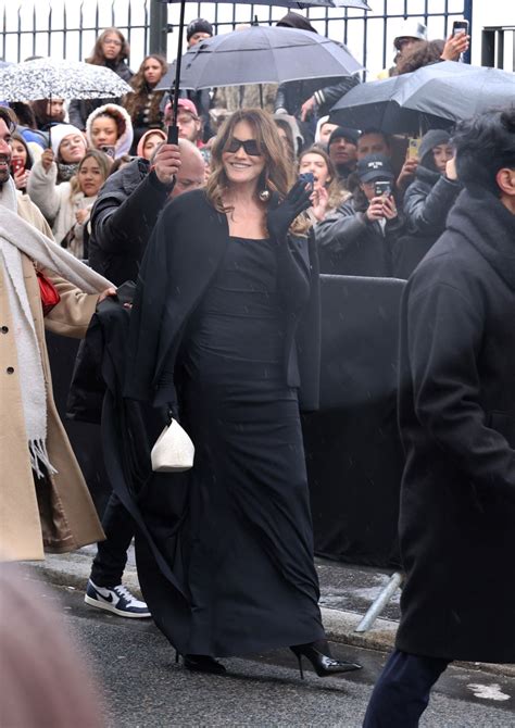 Carla Bruni Robe Moulante Et Bas Résille Elle Enflamme La Fashion Week