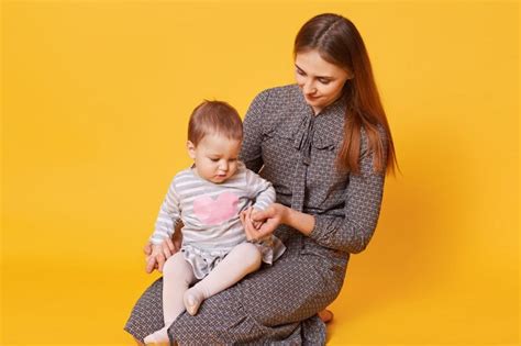 Premium Photo Slender Long Haired Mum Wearing Formal Stylish Dress