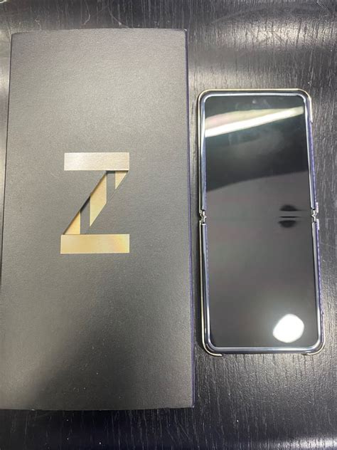 Samsung Zflip Gold Mobile Phones Tablets Android Phones Samsung On Carousell