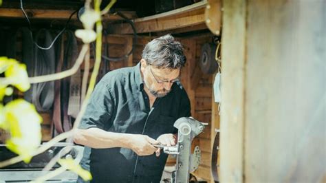 Messenmaker Antoine Van Loocke Krijgt Vitrinekast In Bib Van Scheldewindeke Jouw Vuilzak Is