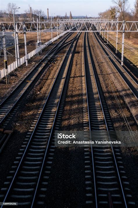 위에서 기차역 현대 철도 인프라를 재건했습니다 기차를 위한 철도를 전진하는 길 기관차를 위한 빈 철도 트랙 0명에 대한 스톡 사진 및 기타 이미지 Istock