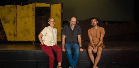 המקצוע לא תמיד מתגמל אבל אנחנו מכורים ביקור בתיאטרון גשר גלובס