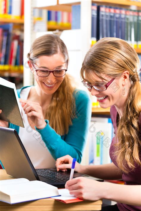 学生在图书馆是一个学习小组图片 包图网企业站