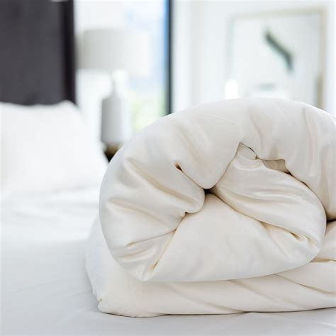 6 Best Lightweight Comforters For Hot Sleepers In 2025