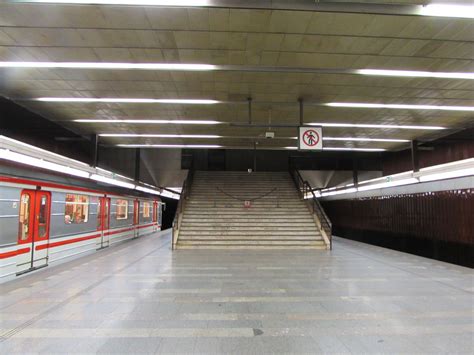 Strašnická Stanice Metra A A Povrchový Přestupní Uzel Zrakově