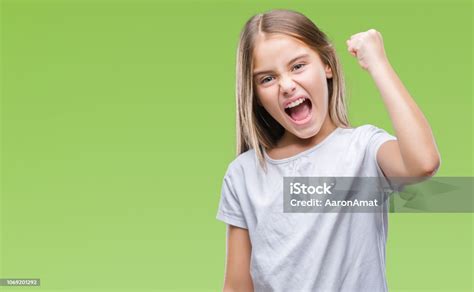 분노와 좌절과 분노와 함께 외치는 동안 분노 주먹 올리는 미친 격리 된 배경 위에 젊은 아름 다운 소녀 분노와 공격적 개념 아이에 대한 스톡 사진 및 기타 이미지 Istock