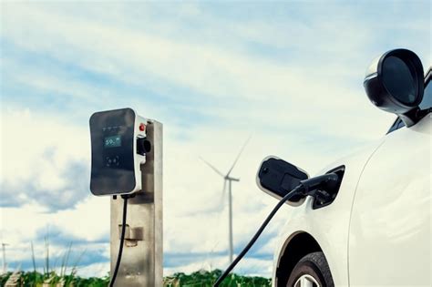 Ev 자동차 충전소와 풍력 터빈의 점진적 결합 프리미엄 사진