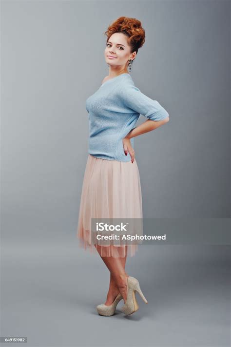 파란 블라우스와 분홍색 치마에 젊은 빨간 머리 곱슬 여자의 전체 길이 스튜디오 초상화 건강한 생활방식에 대한 스톡 사진 및 기타 이미지 건강한 생활방식 곱슬 머리