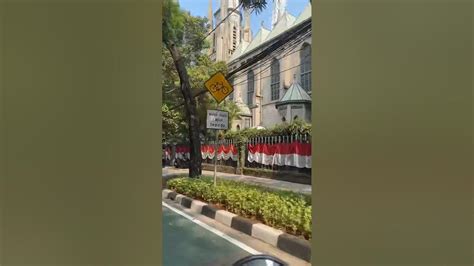 Suasana Di Depan Gerja Katedral Sebelum Kedatangan Bapa Paus