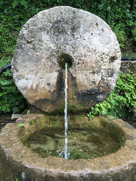 Fuente De Piedra Antigua Rodeada De Vegetación Fuente Rustica