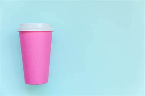 블루 파스텔 컬러풀한 트렌디한 배경에 심플리 플랫 레이 디자인 핑크 페이퍼 커피 컵 개념에 대한 스톡 사진 및 기타 이미지