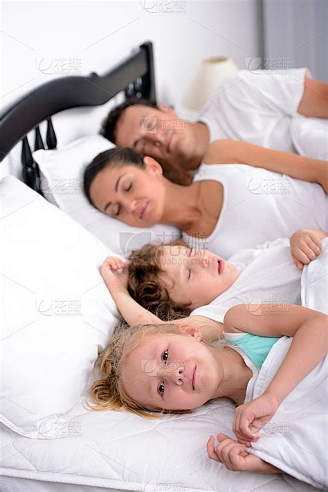 家庭在床上