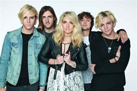 R5 en séance de dédicaces le vendredi 25 septembre à la Fnac des Champs ...