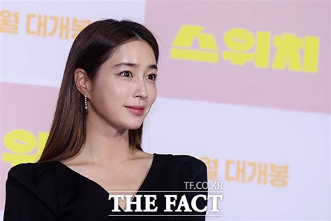 하루 아침에 인생이 180도 달라졌다영화 스위치 Tf사진관 포토 기사 더팩트