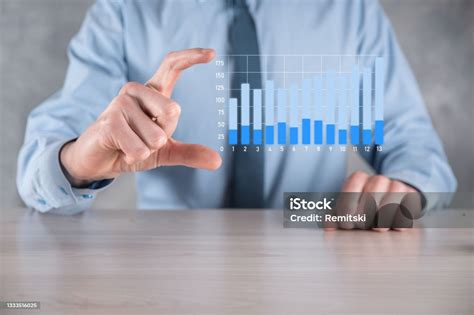 긍정적 인 이익 성장과 그래프를 들고 사업가 남자 계획 그래프 성장과 그의 사업에서 차트 긍정적 인 지표의 증가더 많은 수익성과 성장 개념에 대한 스톡 사진 및 기타 이미지