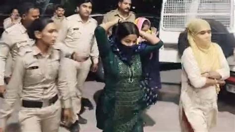 Sex Racket ढाबे पर चल रहा था जिस्मफरोशी का धंधा लड़कों के साथ रंगे हाथों पकड़ाई ये लड़कियां