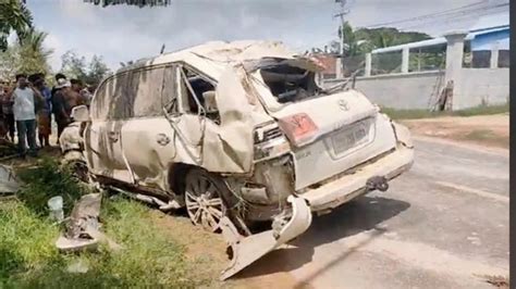 柬埔寨一中籍司机开豪车撞进民宅，汽车几乎报废！ Tnaot