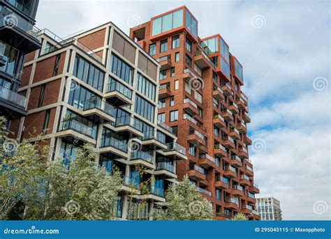 Edificio Moderno Con Balcones Y Fachada De Ladrillo Imagen De Archivo Imagen De Azul Viejo