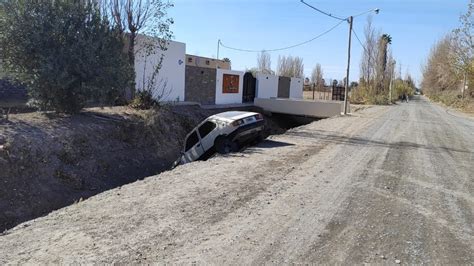 Una Madre Con Su Hijo Terminaron Con Su Auto En Un Canal Sobre La Calle 5