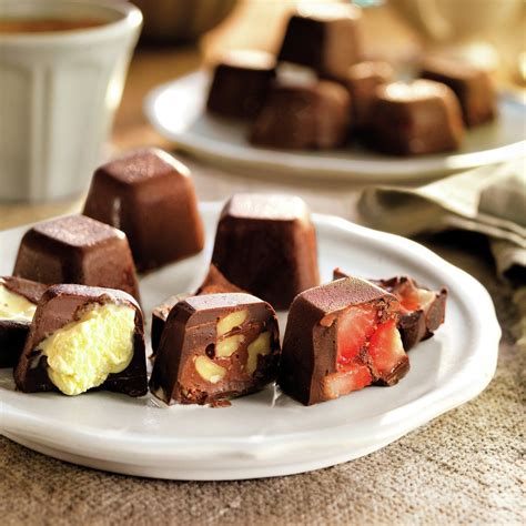Bombones De Chocolate Con Helado Frutos Secos Y Fresones
